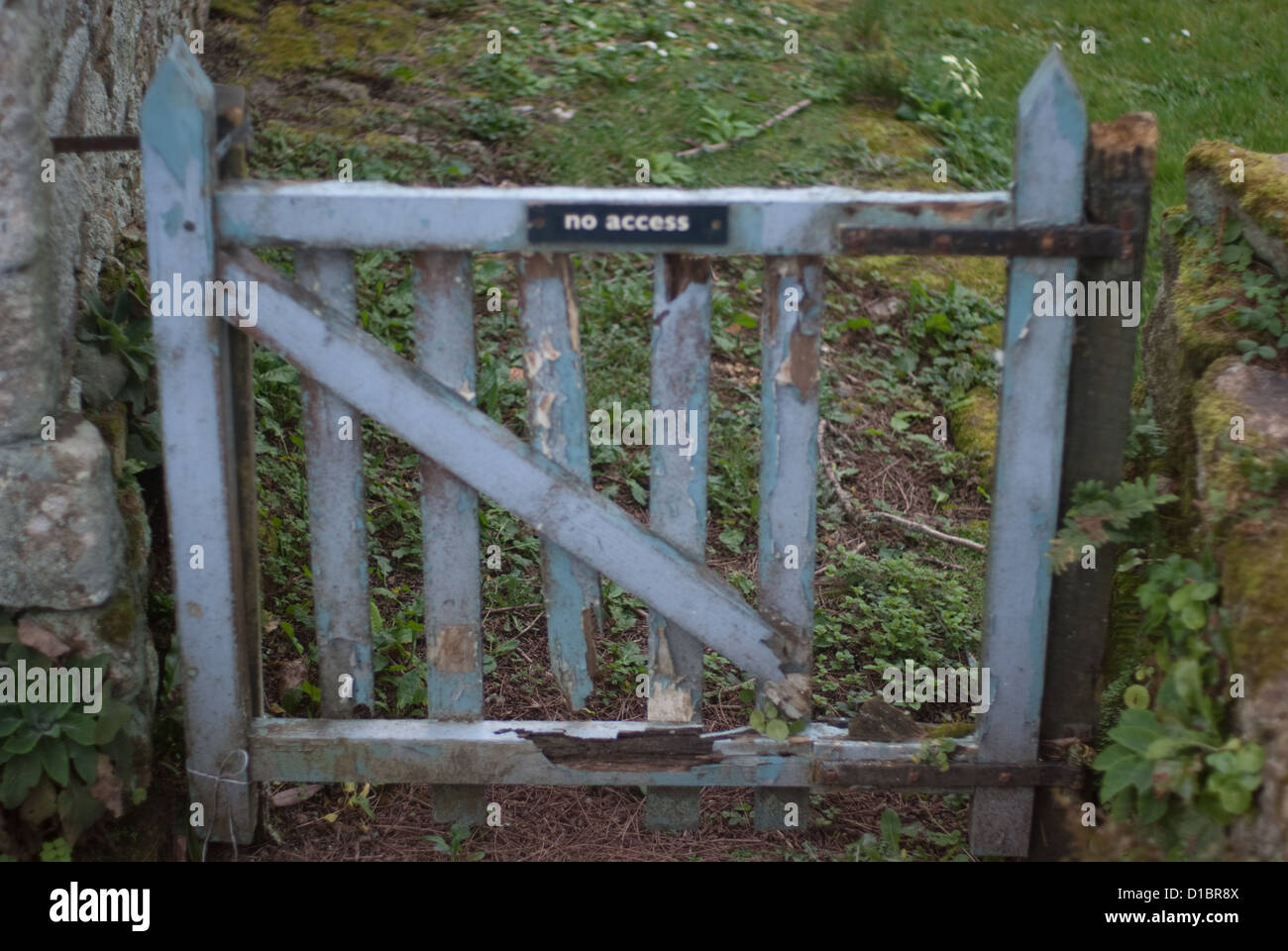 Broken wooden gate hi-res stock photography and images - Alamy