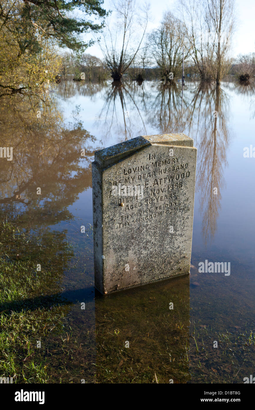Floods by the River Severn - 29/11/2012- a grave in the churchyard ...