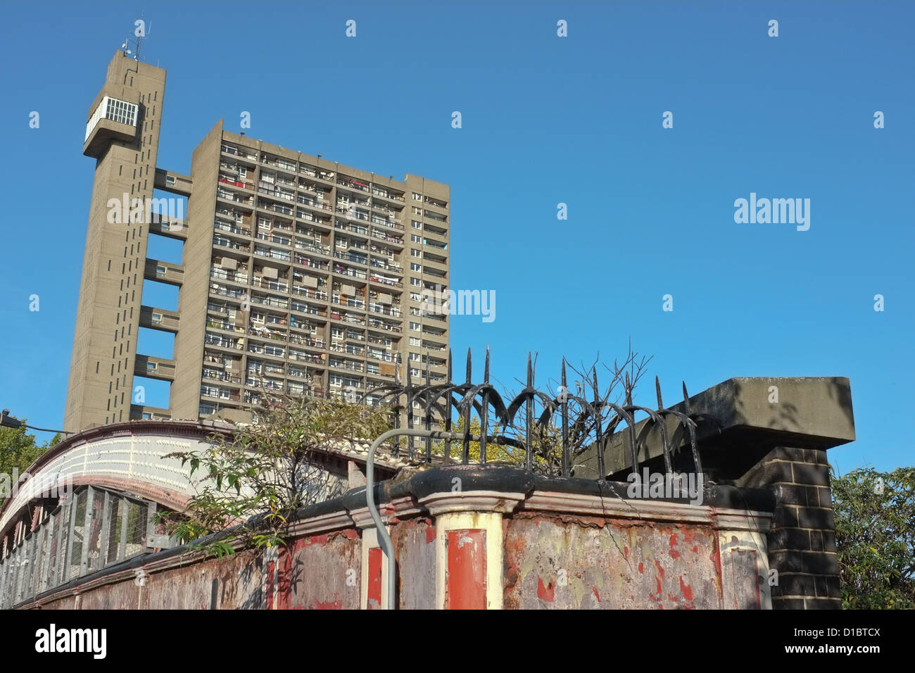 Trellick tower hi-res stock photography and images - Alamy
