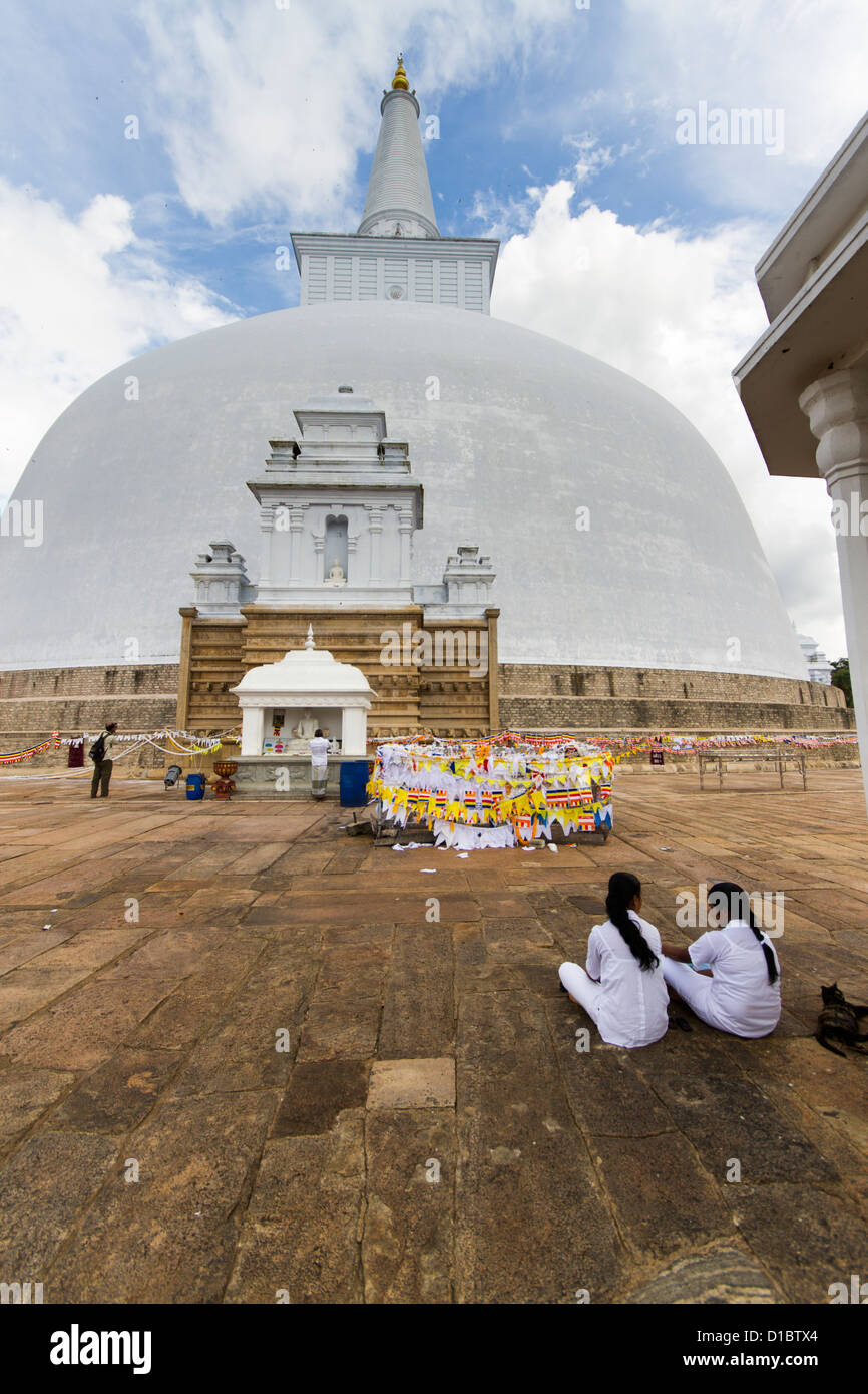 Two girls sitting at Ruwanwelisaya Stock Photo - Alamy