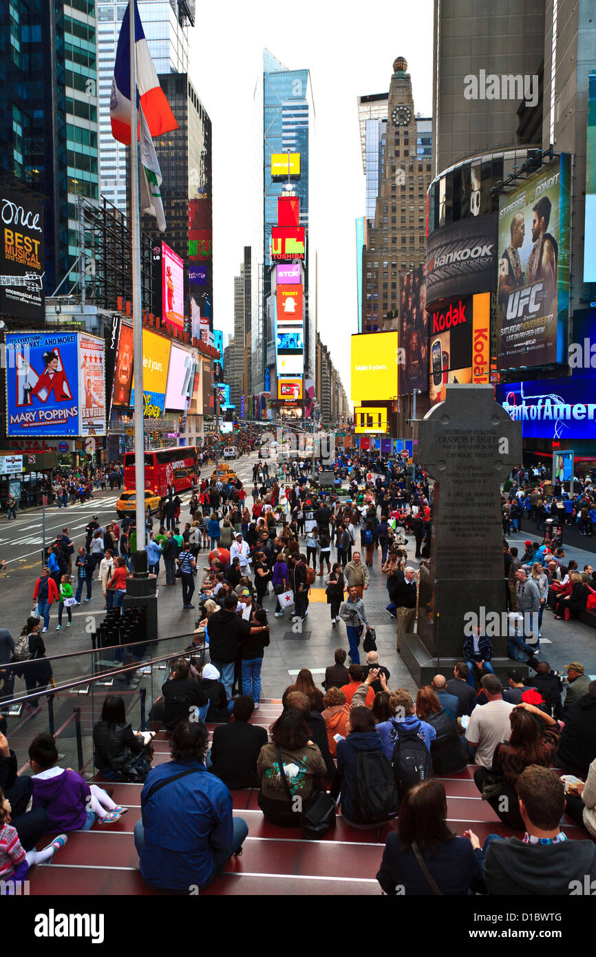 People times square hi-res stock photography and images - Alamy