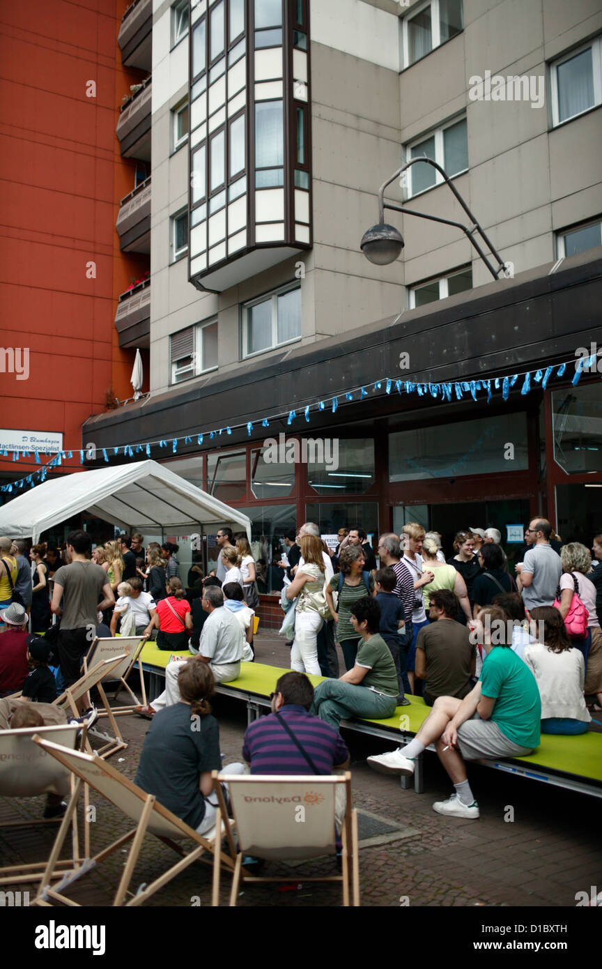 Visitor dress hi-res stock photography and images - Alamy