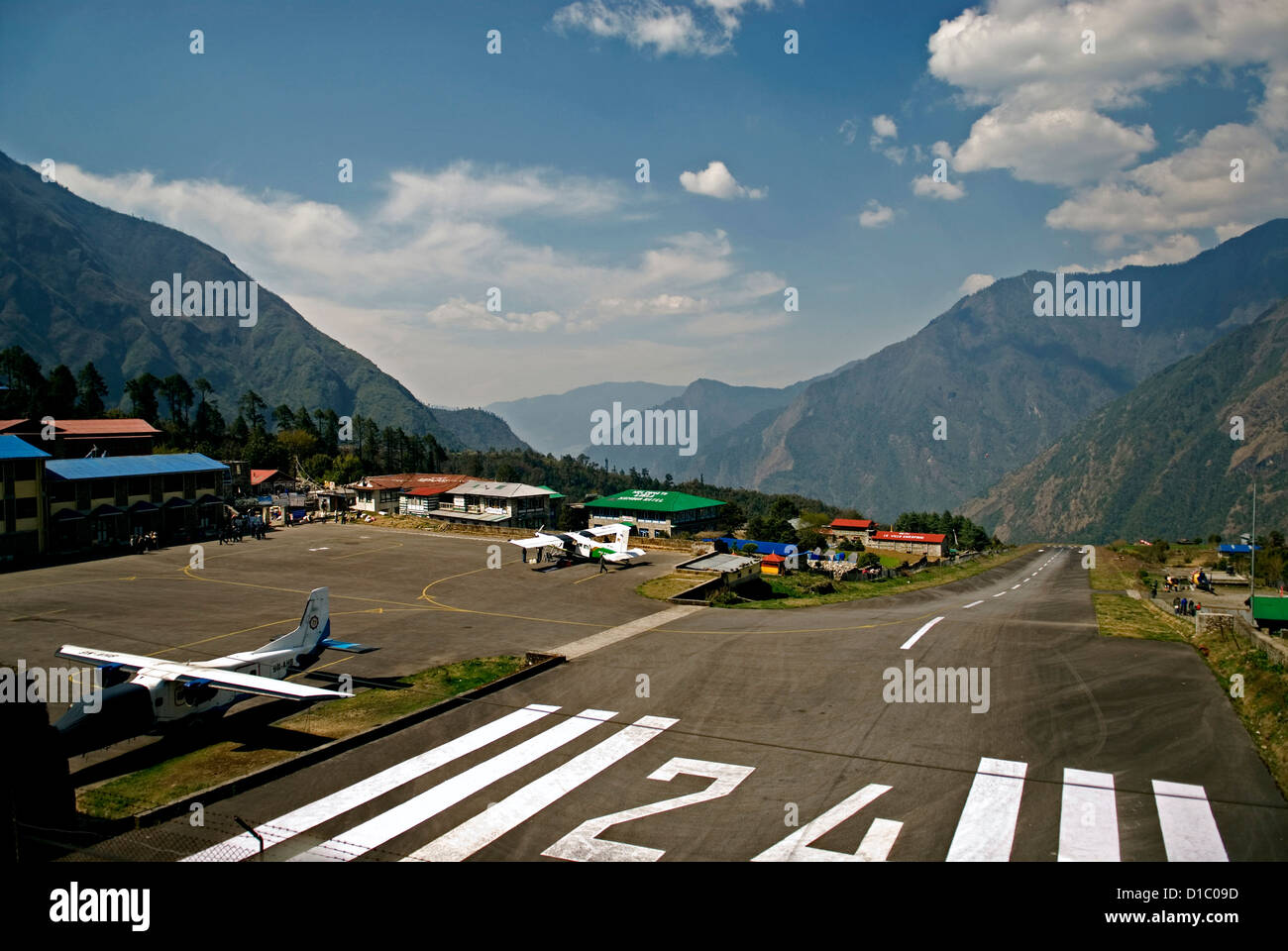 Nepal, Everest, Lukla. Tenzing-Hillary Airport at Lukla Stock Photo - Alamy