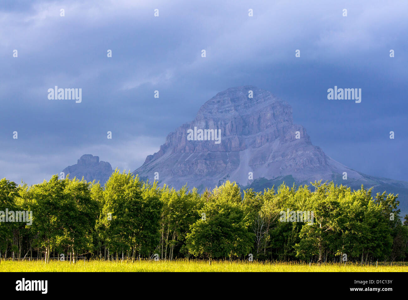 Crowsnest mountain hi-res stock photography and images - Alamy