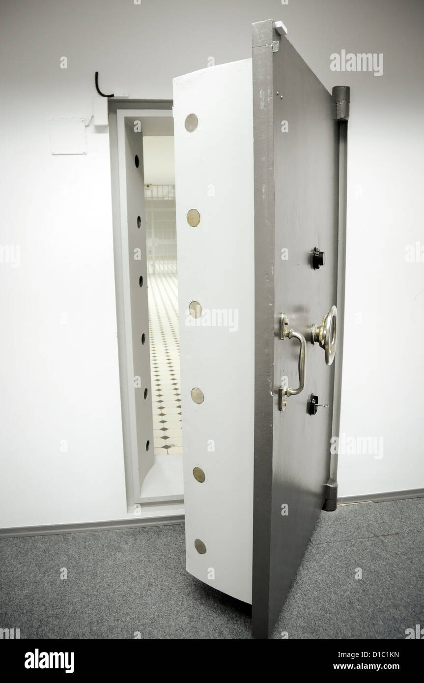 Bank vault hi-res stock photography and images - Alamy