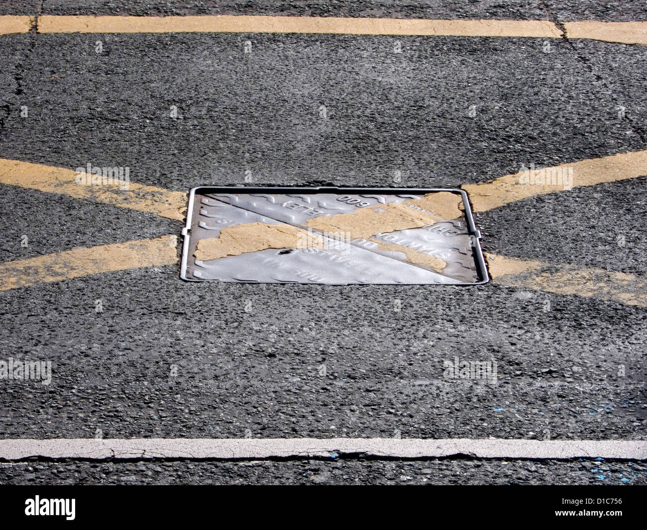 Manhole uk hi-res stock photography and images - Alamy