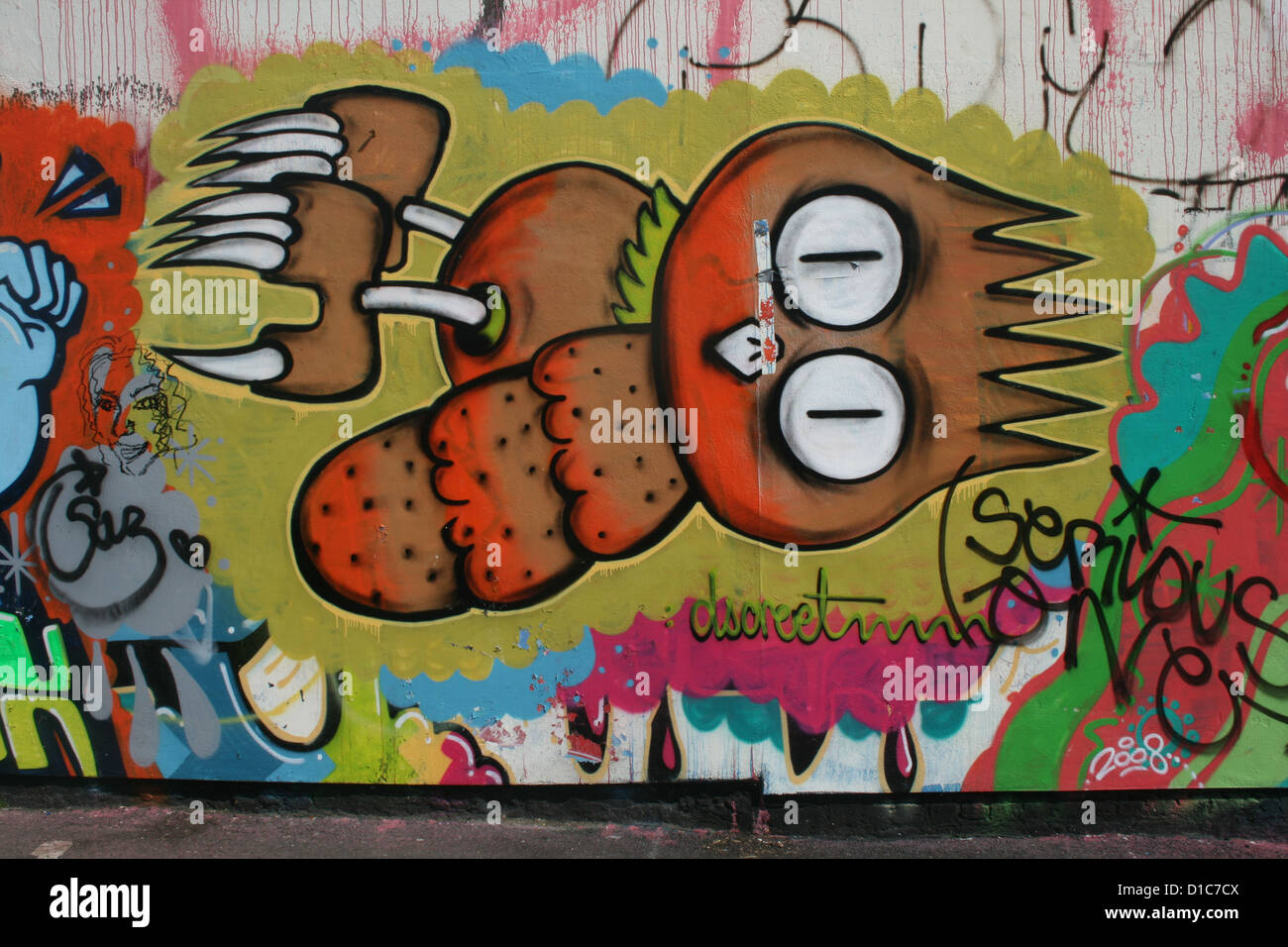 Urban street graffiti owl hi-res stock photography and images - Alamy