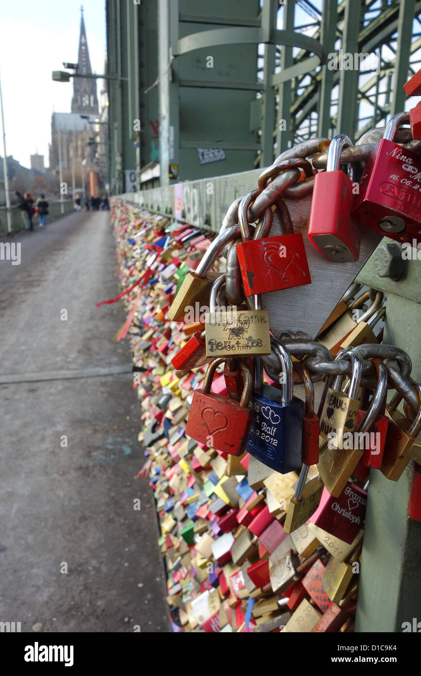 Love locks hohenzollern bridge hi-res stock photography and images - Alamy