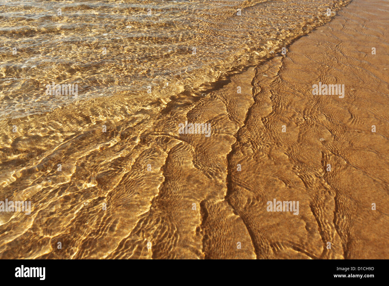 Wave and water shapes on a beach shoreline Stock Photo - Alamy