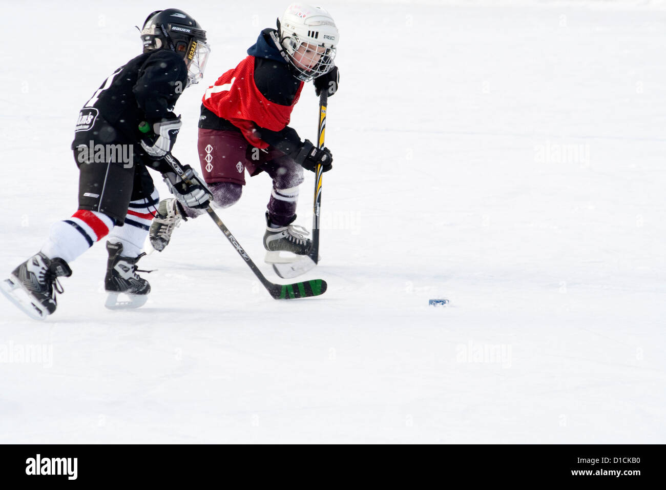 Children playing ice hockey hi-res stock photography and images - Alamy