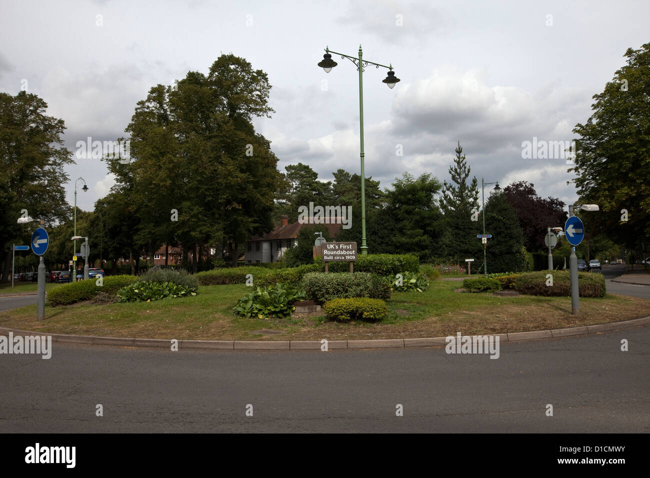 The United Kingdom's first traffic roundabout (built 1909) in ...