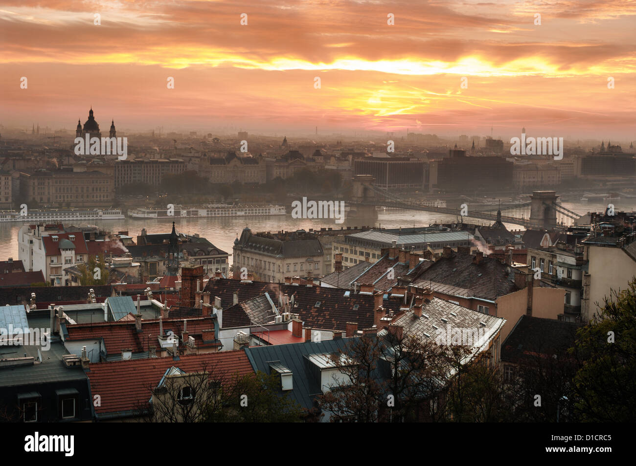 Chain bridge sunrise budapest hungary hi-res stock photography and ...