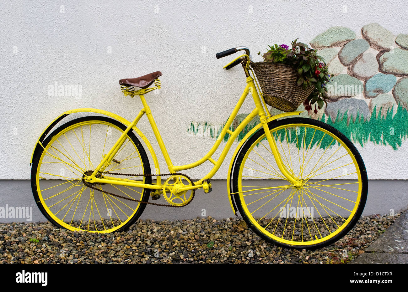 Bikes yellow hi-res stock photography and images - Alamy