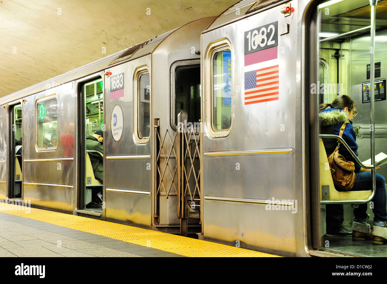 Number 7 subway platform hi-res stock photography and images - Alamy