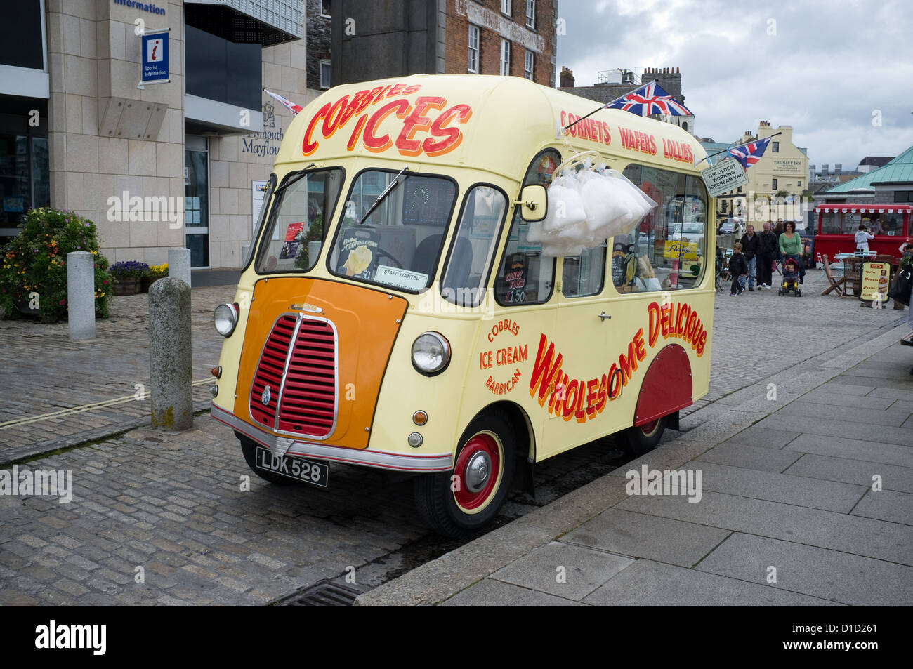 Vintage ice cream van hi-res stock photography and images - Alamy