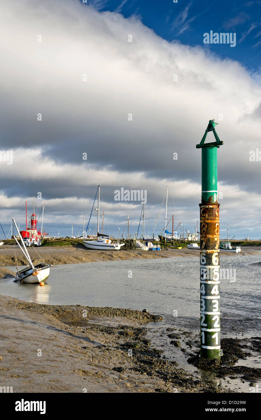 Water depth marker hi-res stock photography and images - Alamy