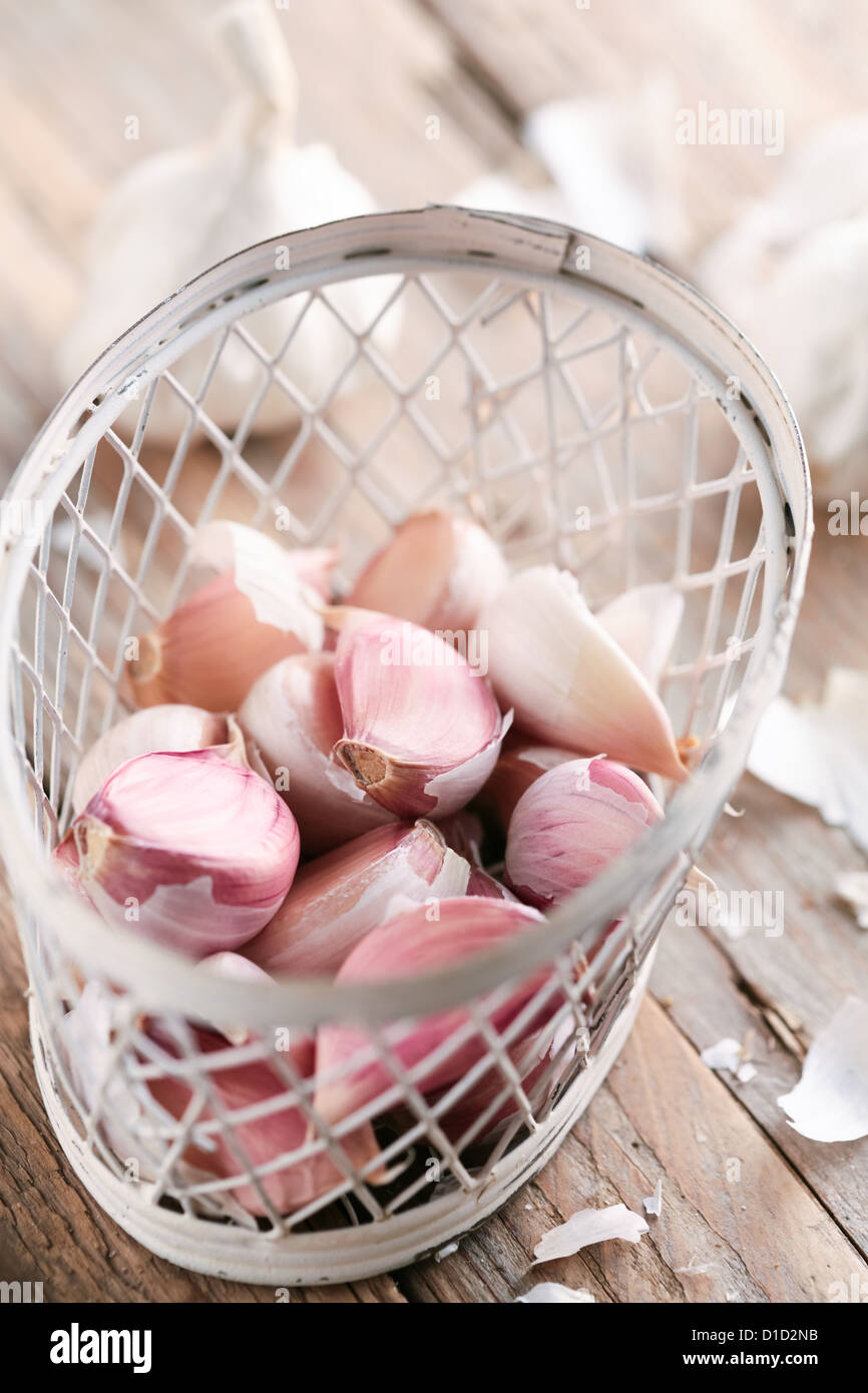Garlic cloves in basket, close-up Stock Photo - Alamy