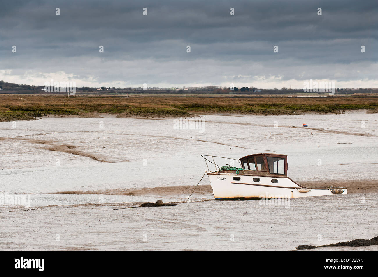 Mud muddy silt inlet creek water boat mudberth hi-res stock photography ...