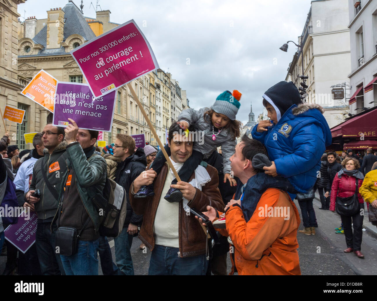 Dad signs sharing couples hi-res stock photography and images - Alamy