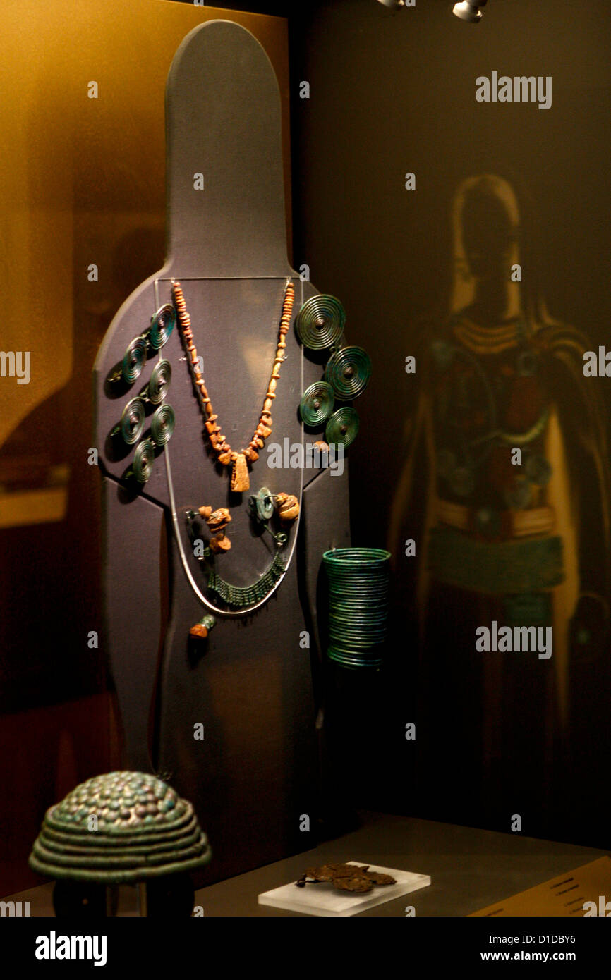 Ancient greek woman jewels hi-res stock photography and images - Alamy