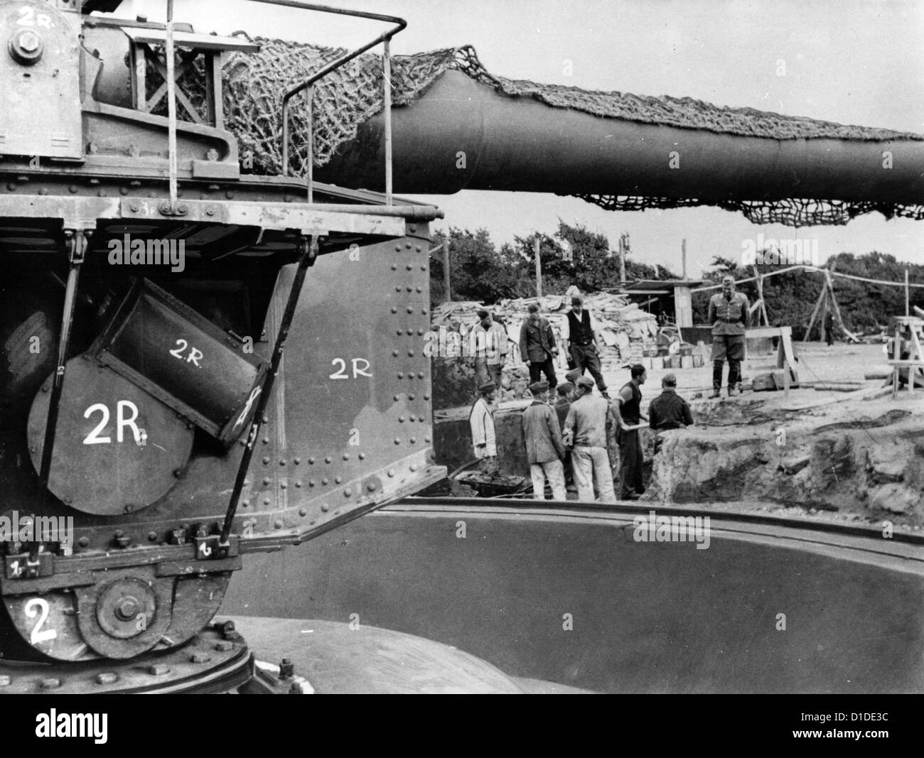 Workers of the Organisation Todt during the construction of batteries ...