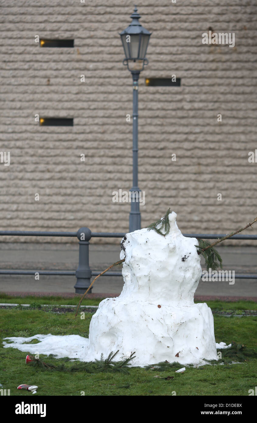 Leftovers of a snowman lie on the grass at the Pariser Platz in Berlin ...