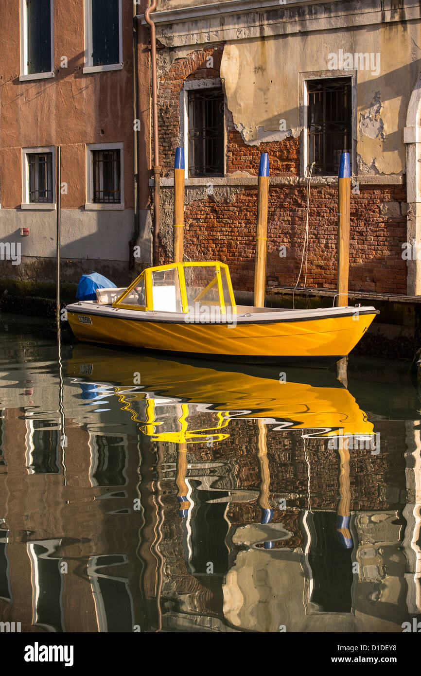 Yellow canal boat hi-res stock photography and images - Alamy