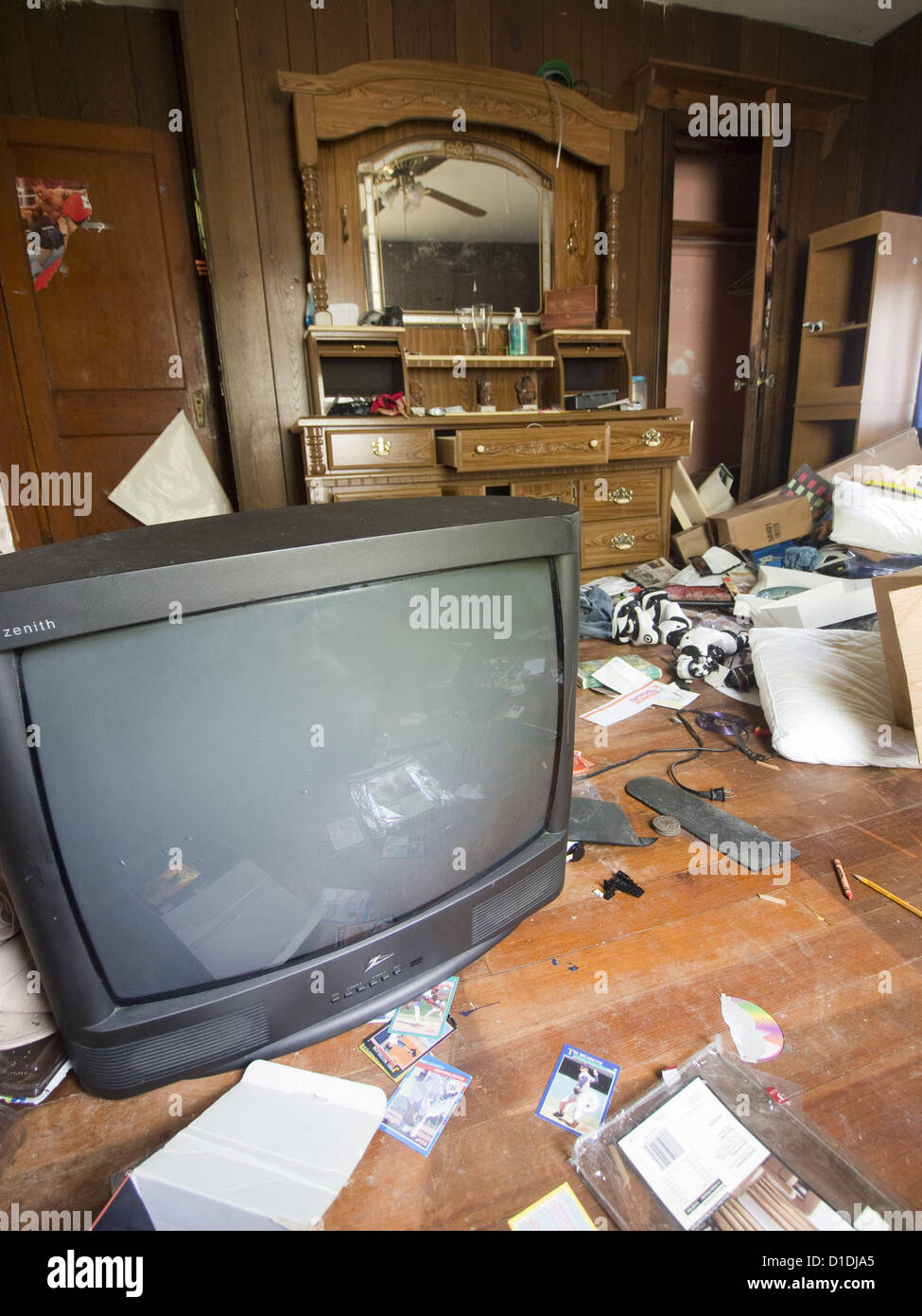 Trashed tv hi-res stock photography and images - Alamy