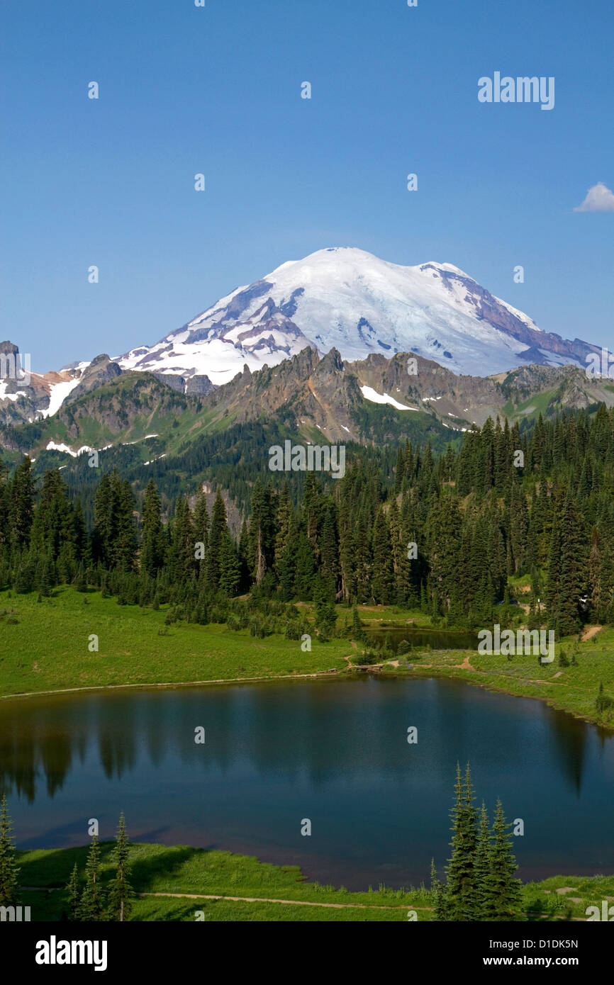 Tipsoo Lake and Mount Rainier at Mount Rainier National Park ...