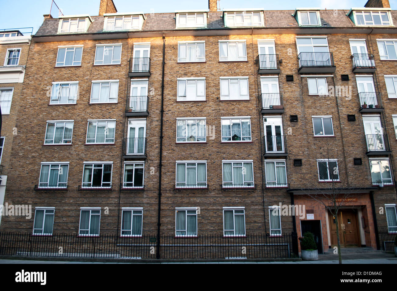 London council flats hi-res stock photography and images - Alamy