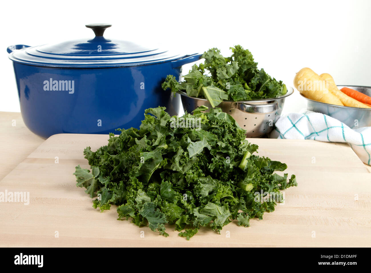 Kale leaves chopping board hi-res stock photography and images - Alamy