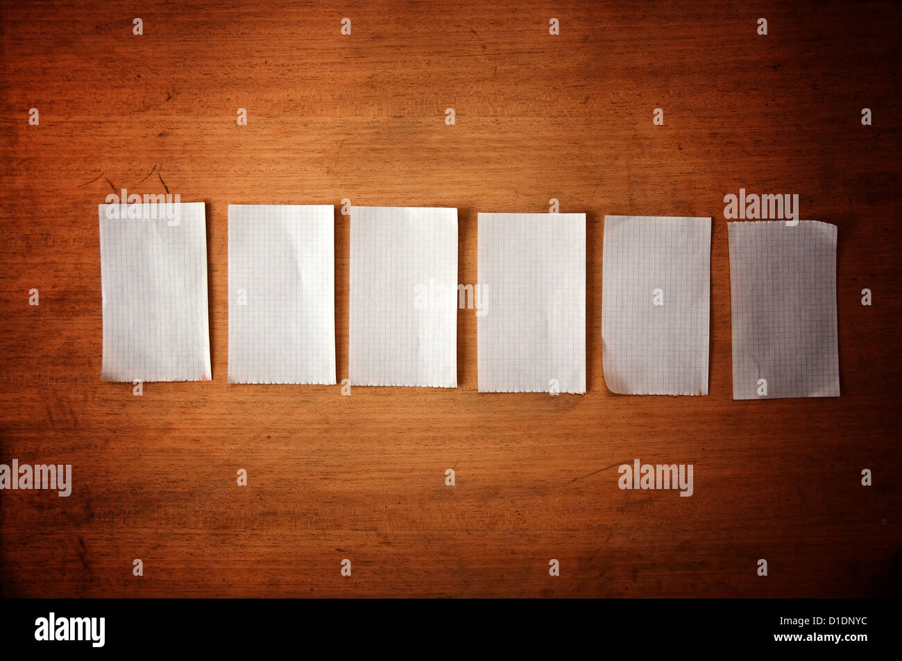 Handwritten paper reminder note over a wooden background Stock Photo ...