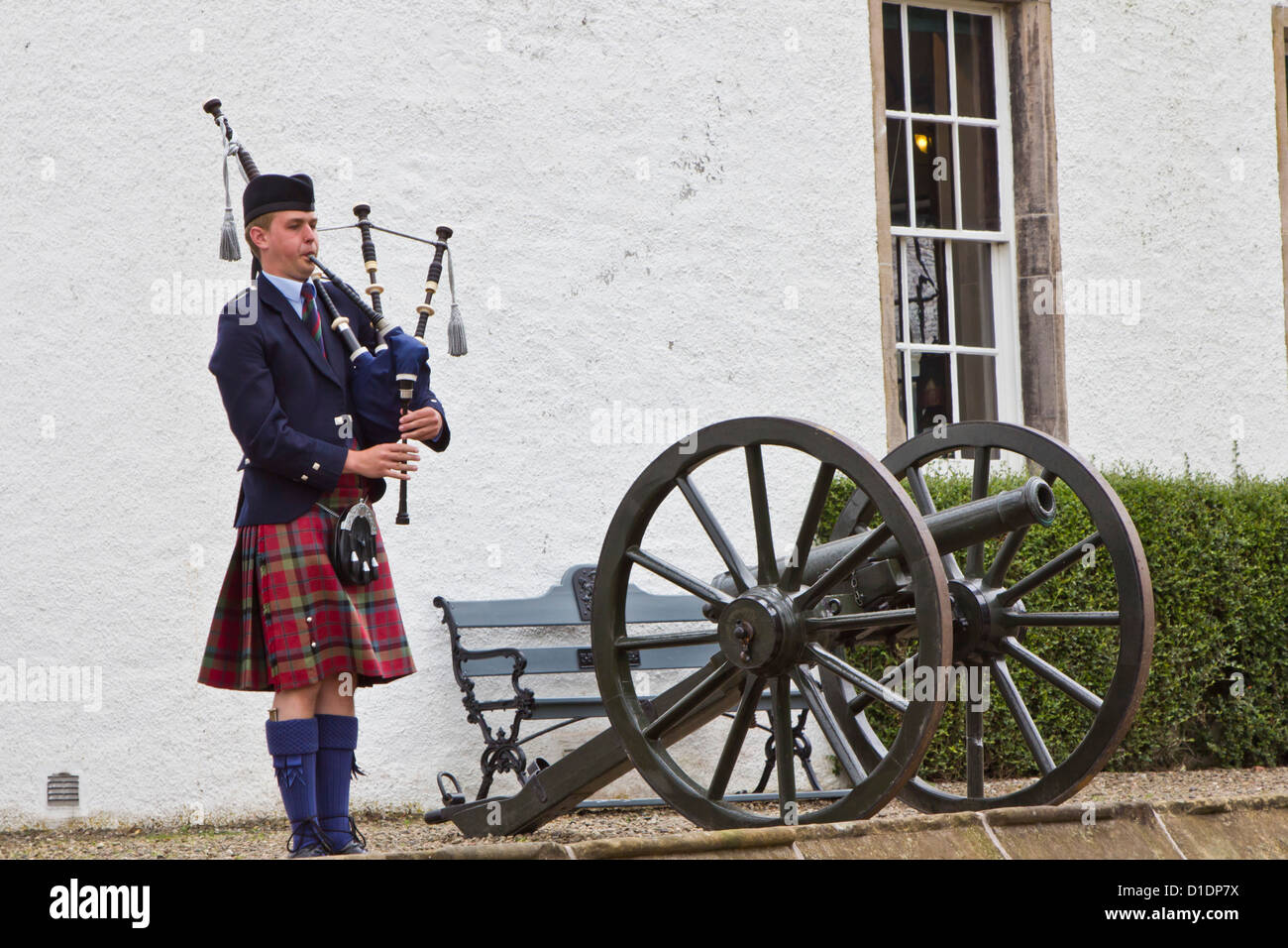 Scottish piper castle hi-res stock photography and images - Alamy