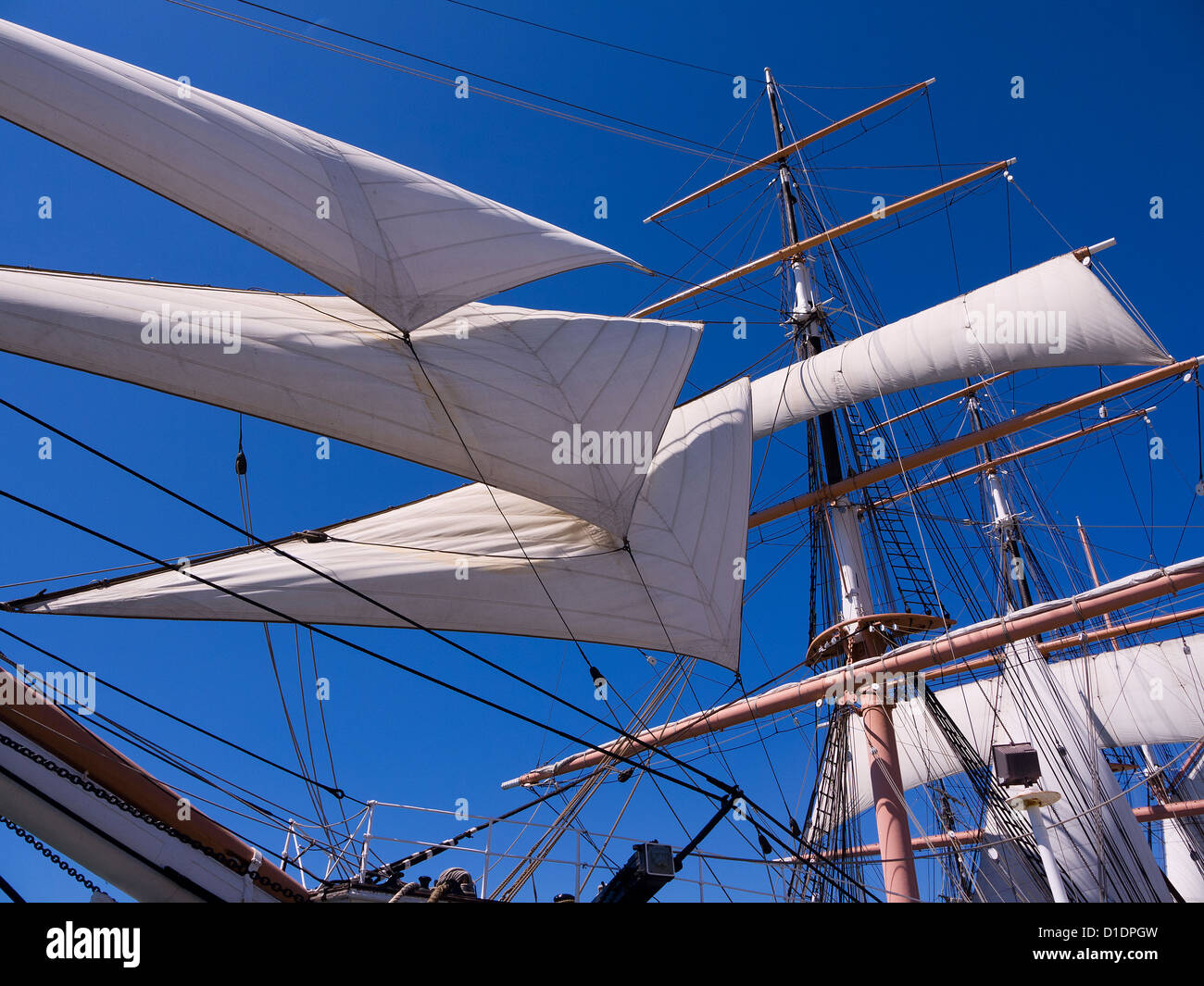 Sailing ships firing cannons hi-res stock photography and images - Alamy