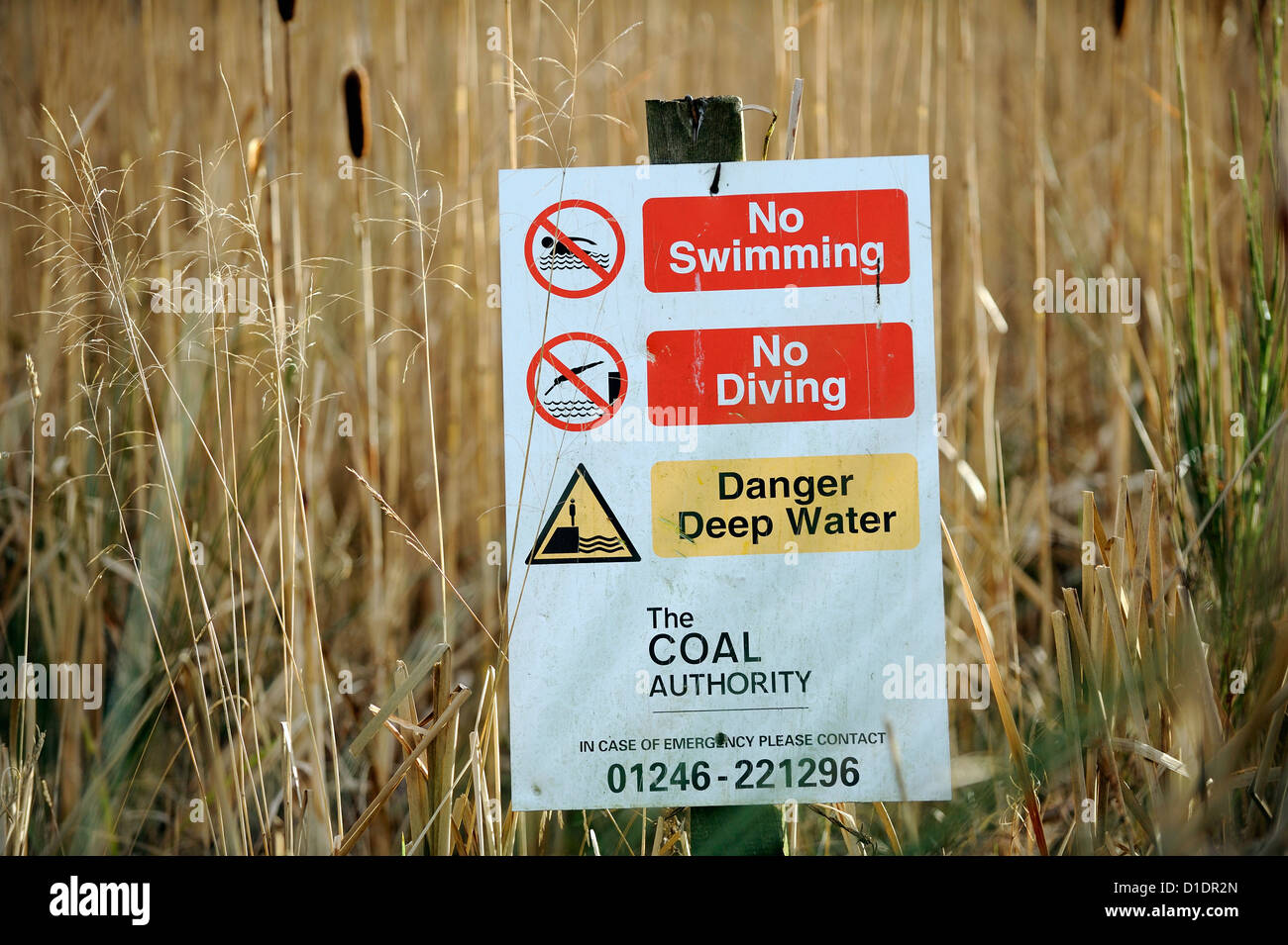 Danger deep water no swimming sign hi-res stock photography and images ...