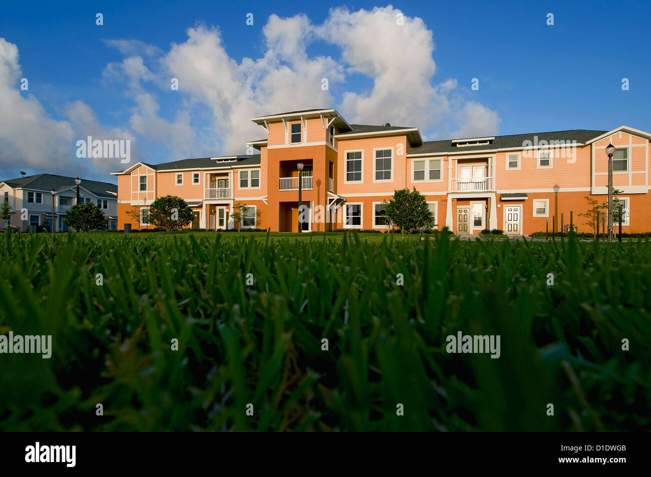 Courtyard apartment complex hi-res stock photography and images - Alamy