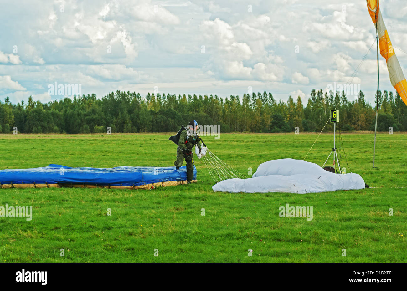 The parachutist - a landing on accuracy Stock Photo - Alamy