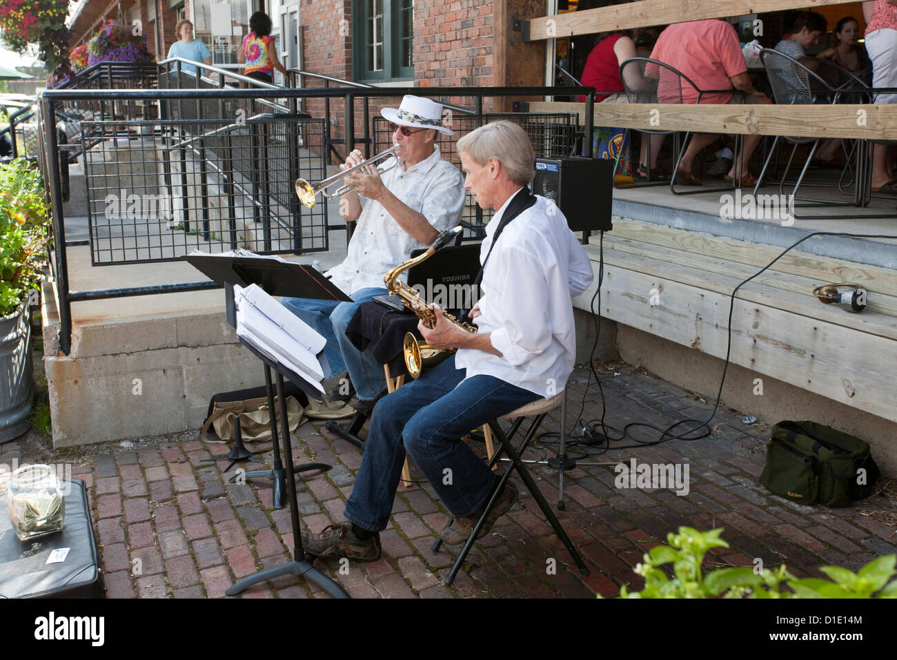Outdoor musicians hi-res stock photography and images - Alamy