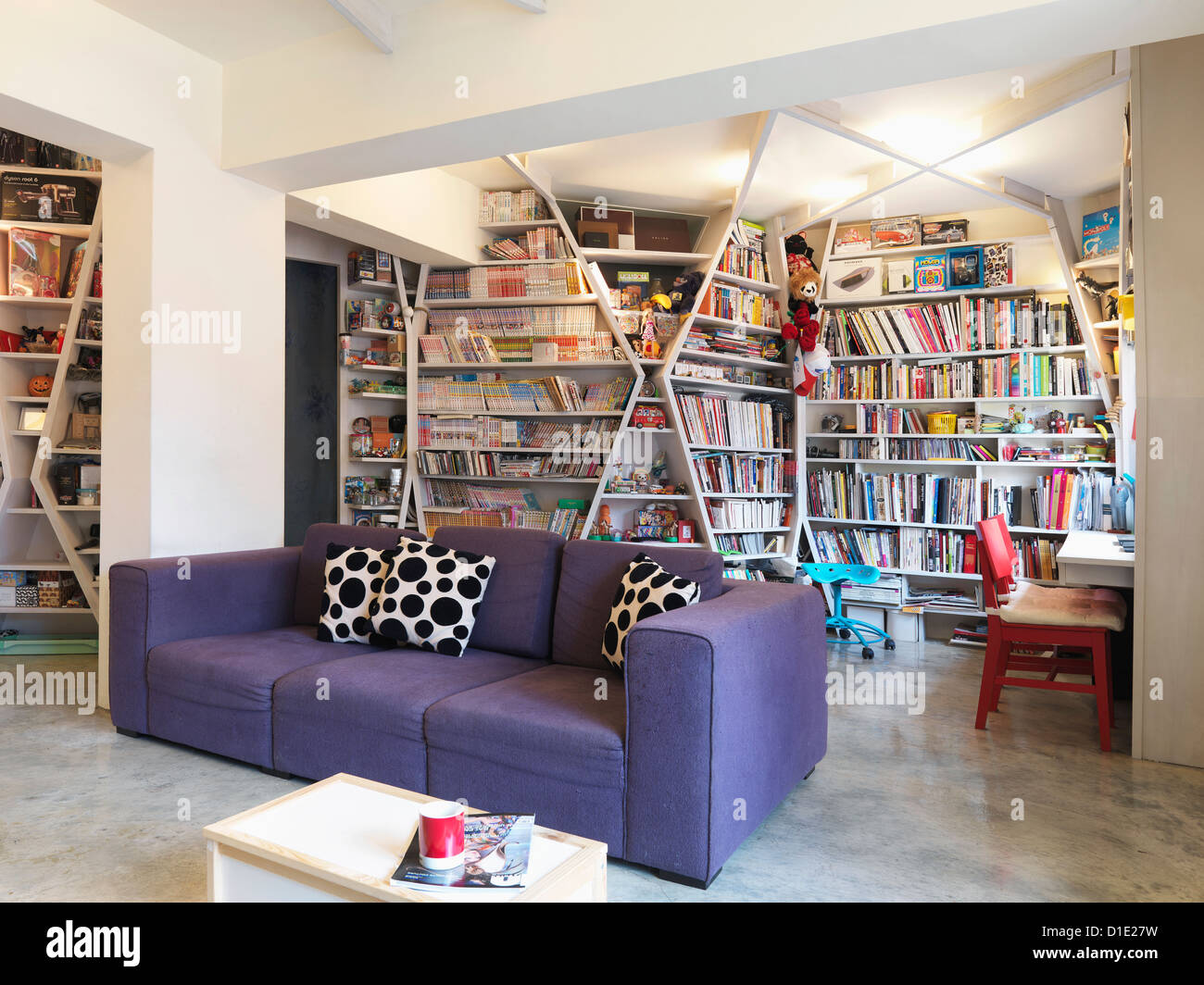 Modern bookshelf home hi-res stock photography and images - Alamy