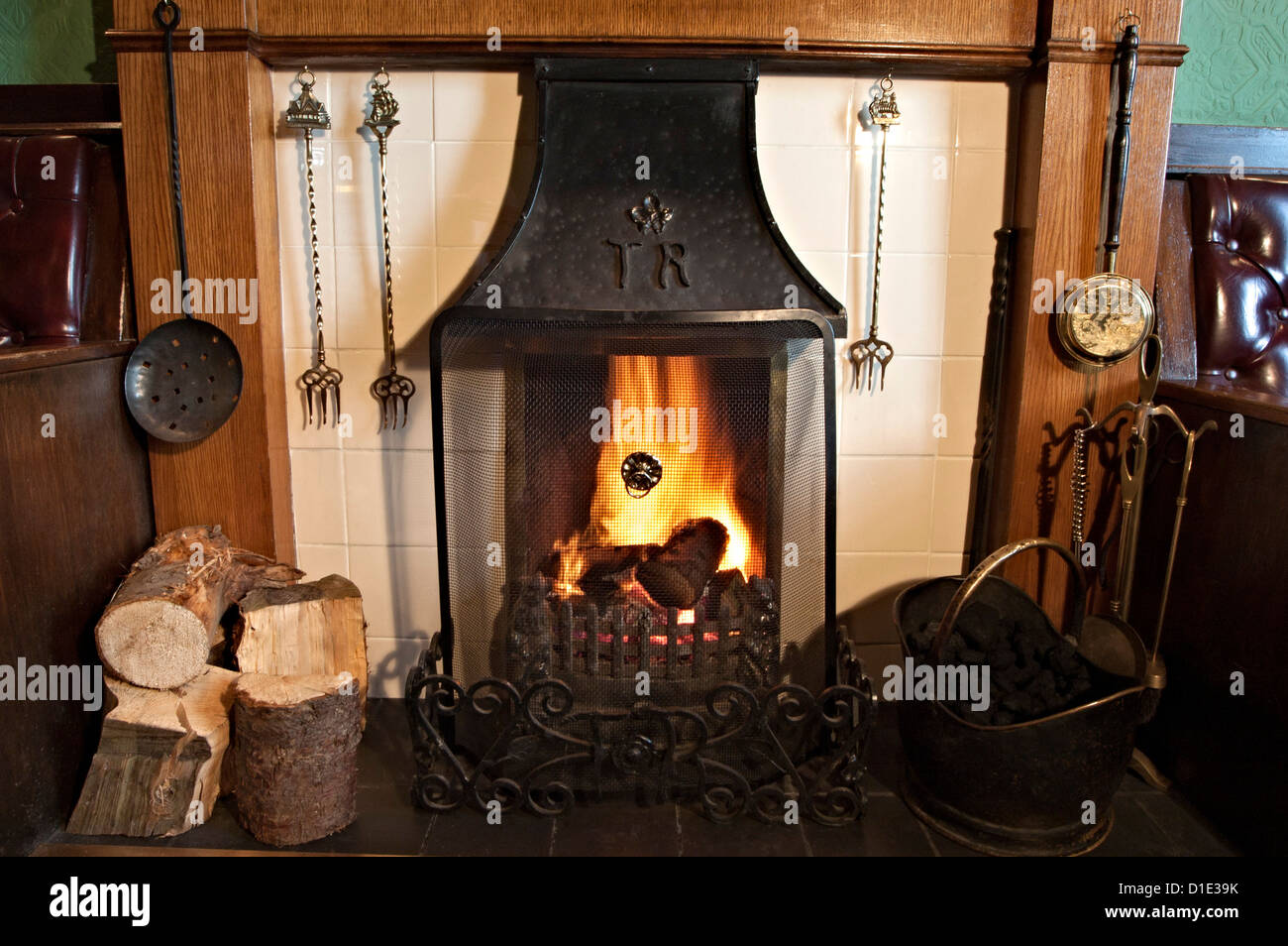 Traditional pub interior fireplace hi-res stock photography and images ...