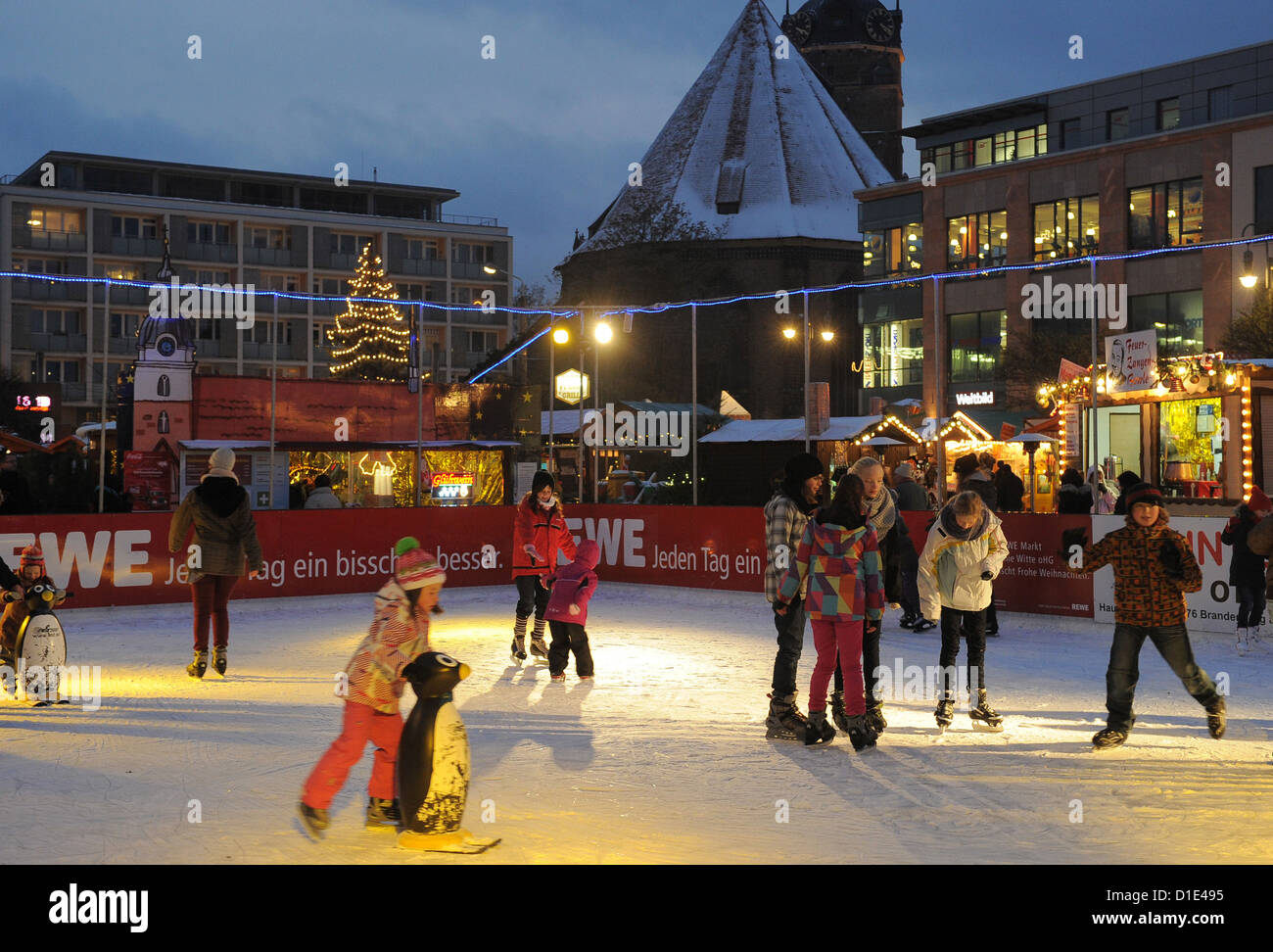 People are pictured ice skating on a Christmas market in Brandenburg ...