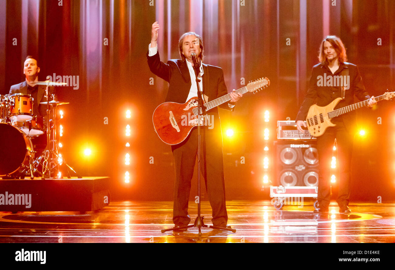 Irish singer Chris de Burgh (C) performs during the dress rehearsal of ...