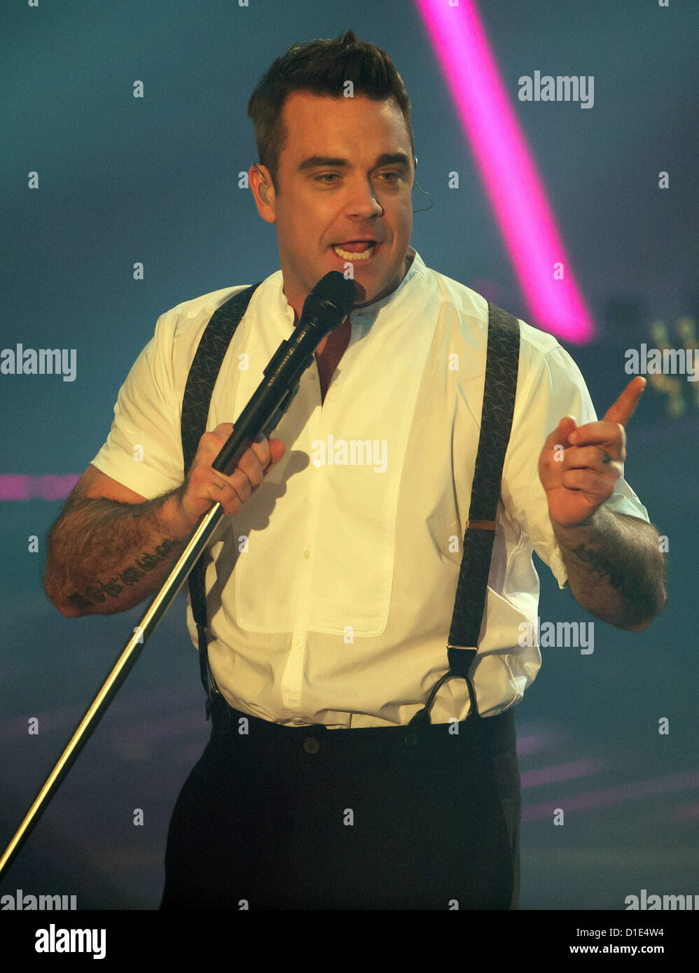 Singer robbie williams on stage hi-res stock photography and images - Alamy