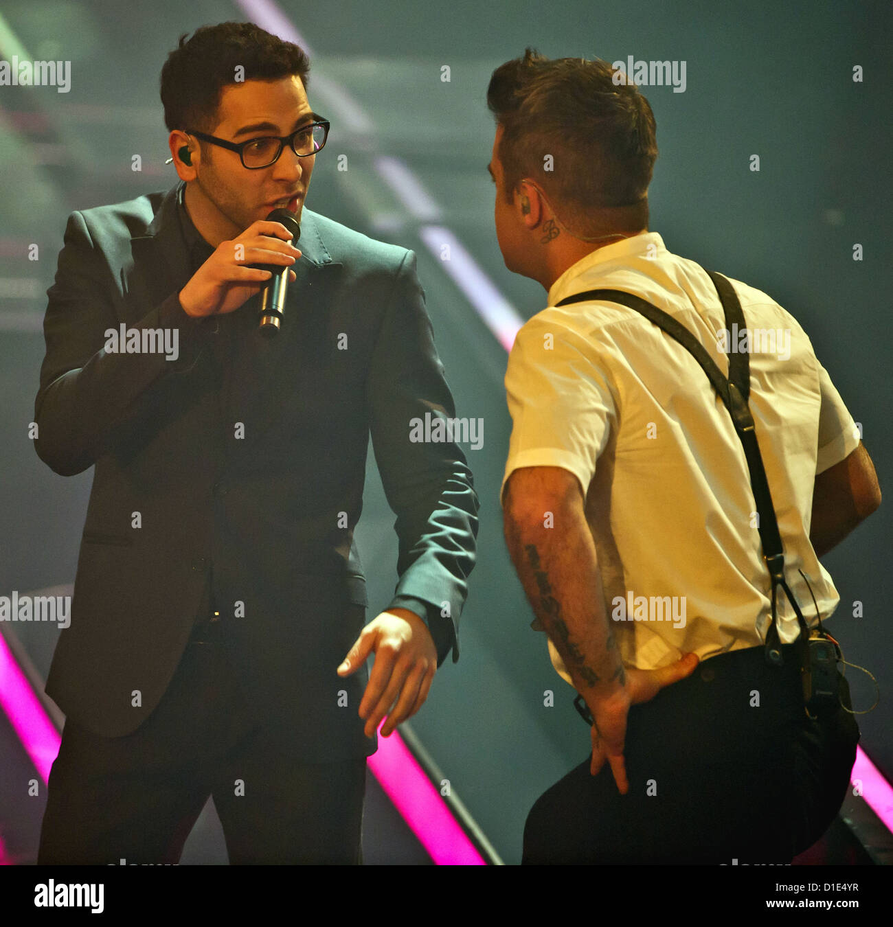 Singer Robbie Williams stands on the stage together with the candidate ...