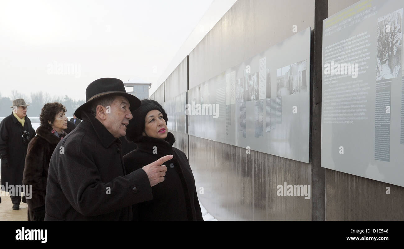Family members and survivors of the genocide against the Sinti and Roma ...