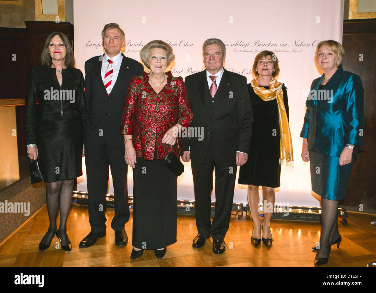 Der frühere israelische Botschafter in Deutschland, Avi Primor (2.v.ll ...