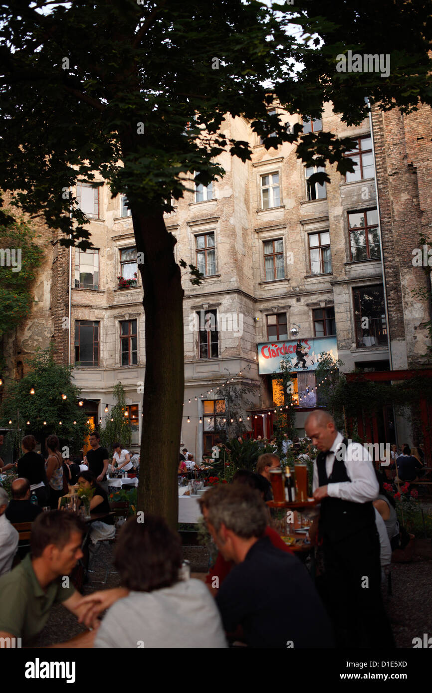 Berlin, Germany, Restaurantgaeste and waiter in the courtyard of ...