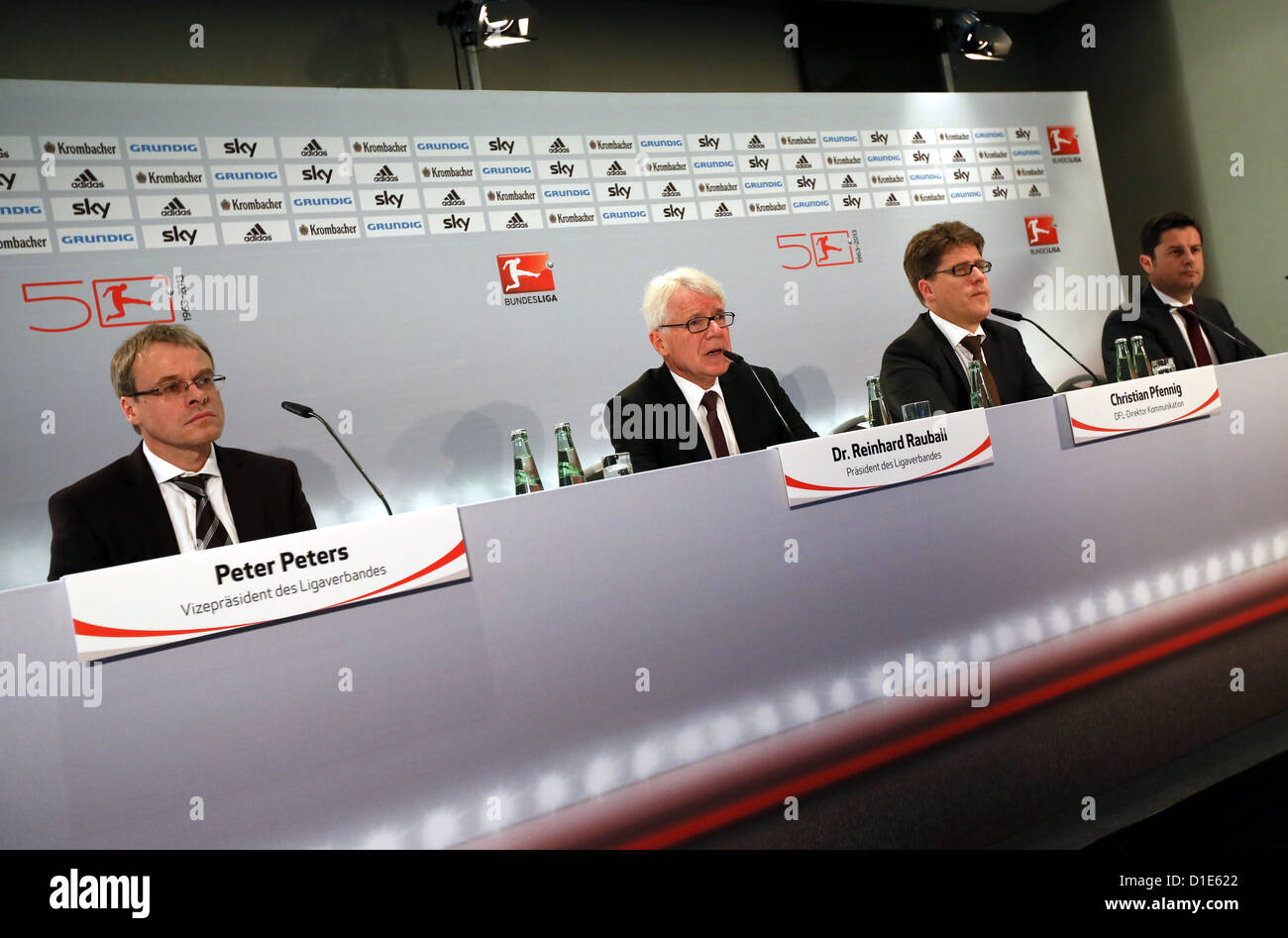 Peter Peters (l-r), vice president of the liga union, Reinhard Rauball ...