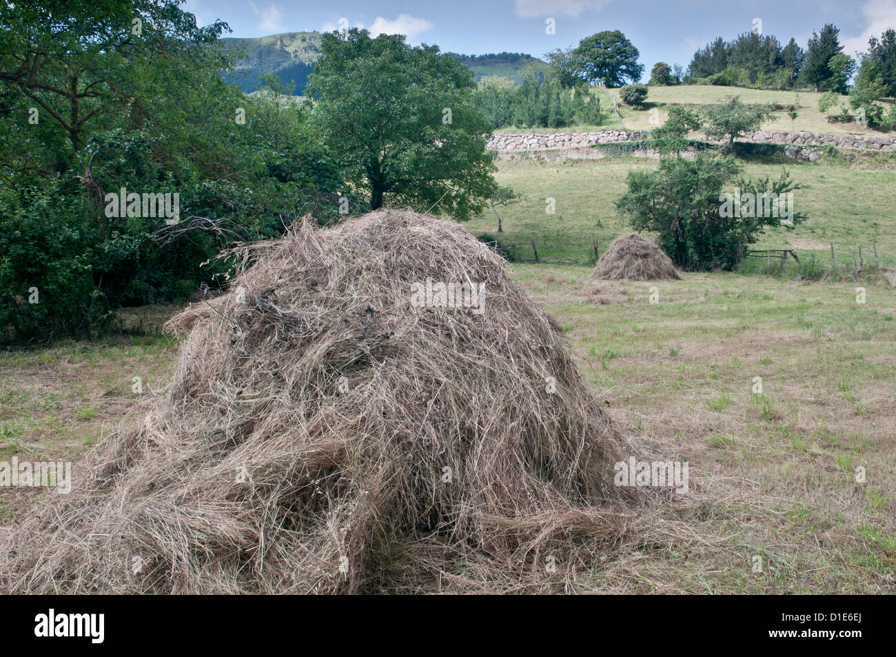 Traditional hay stack hi-res stock photography and images - Alamy
