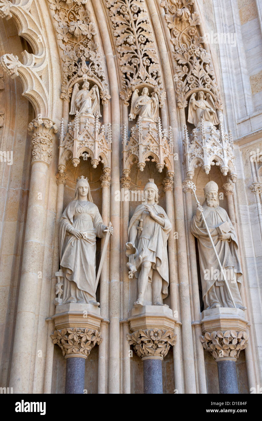 Angel statue outside cathedral hi-res stock photography and images - Alamy